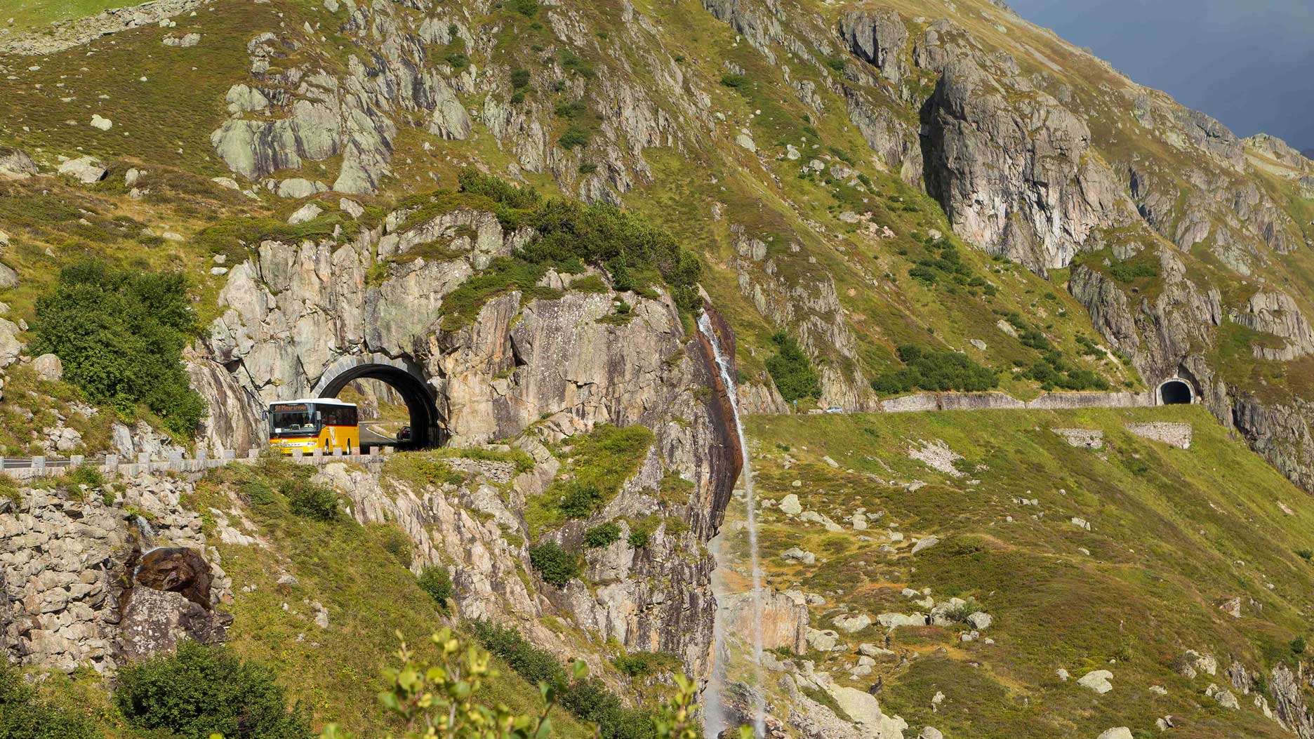 Three- and four-pass routes: over the Central Alps by Postbus - PostBus