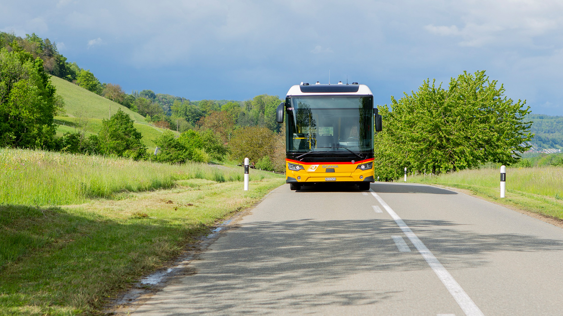 The era of electric Postbuses is now also beginning in the Canton of ...
