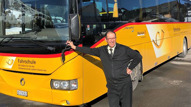 Nora Zimmerli, die erste Fahrlehrerin von PostAuto